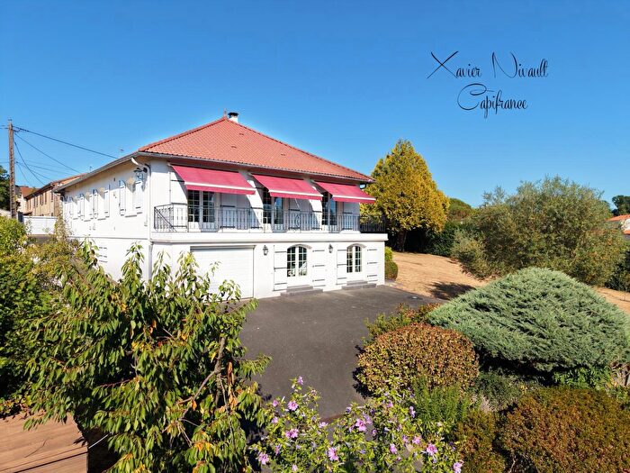Maison 10 pièces à Moncoutant, à vendre