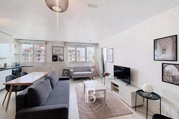 Appartement à louer - Courbevoie, Gambetta, La Défense - 2 pièces - 1 chambre