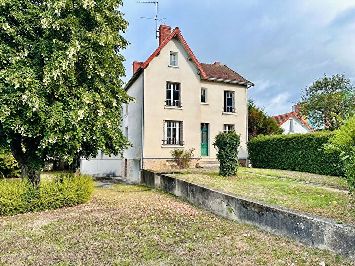 Maison à vendre - Boussac - 7 pièces - 5 chambres