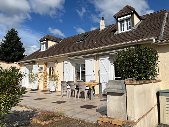 Maison à vendre - Saint-Arnoult-en-Yvelines - 8 pièces - 5 chambres