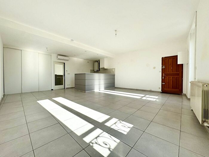 Appartement à louer - Nîmes - 3 pièces - 2 chambres