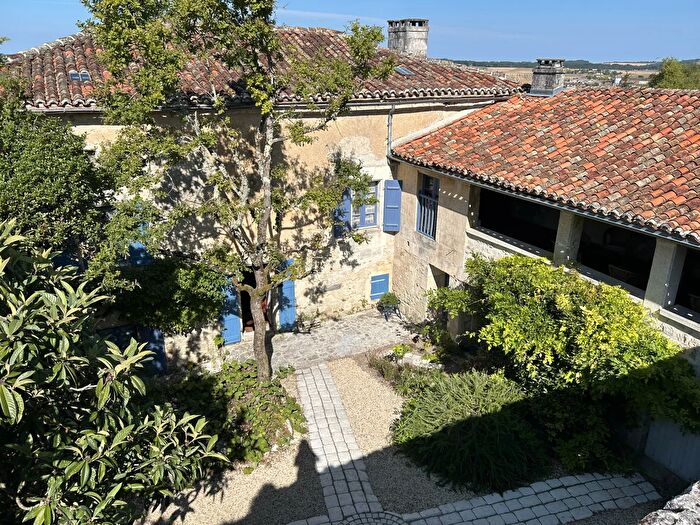 Maison à vendre - Villebois-Lavalette - 10 pièces - 6 chambres