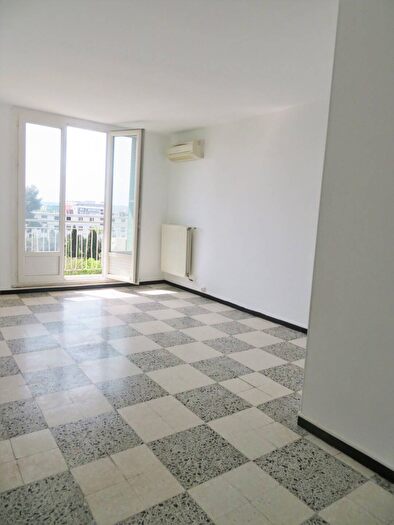 Appartement à louer - Capouchiné, Nîmes - 4 pièces - 3 chambres