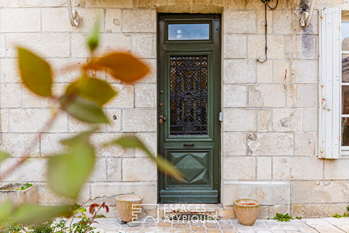 Maison à vendre - Saintes, Centre-ville - 9 pièces - 4 chambres