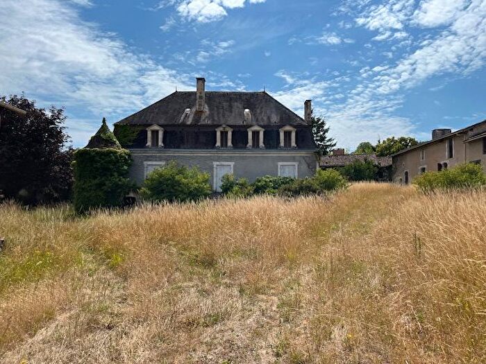 Maison 11 pièces à Palluaud, à vendre