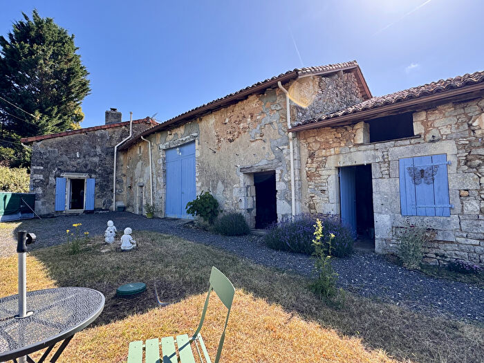 Cellefrouin : Maison 2 pièces à vendre