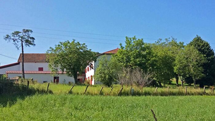 Maison à vendre - Lohitzun-Oyhercq - 9 pièces - 6 chambres