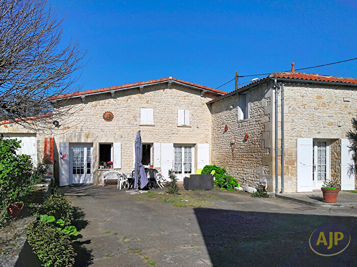 Maison à vendre - Fléac-sur-Seugne - 9 pièces - 7 chambres