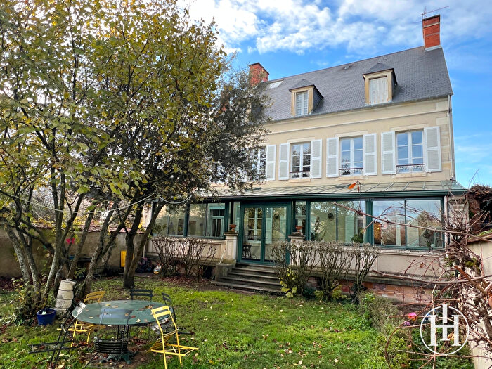 Maison à vendre - Saint-Amand-Montrond - 10 pièces - 7 chambres