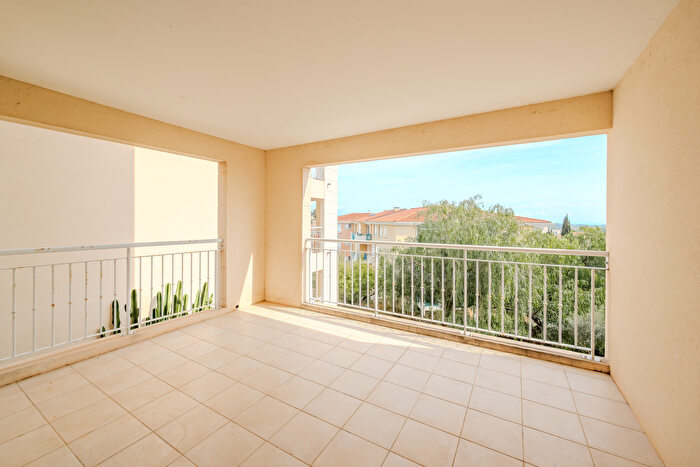 Appartement à vendre - Hyères, Pyanet - 3 pièces - 2 chambres