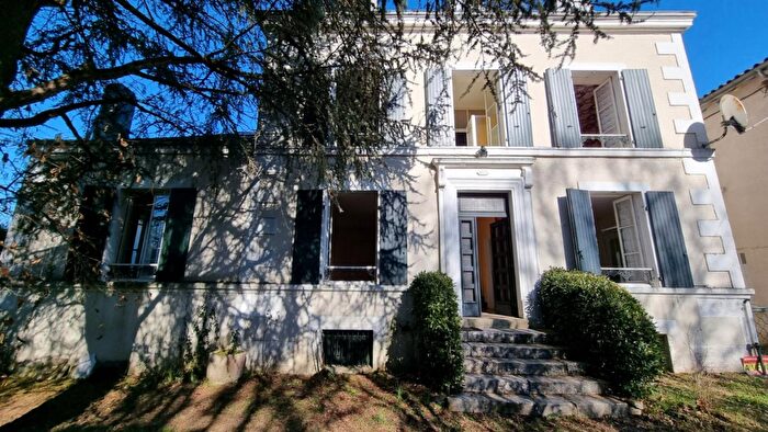 Maison à vendre - Javerlhac-et-la-Chapelle-Saint-Robert - 7 pièces - 4 chambres
