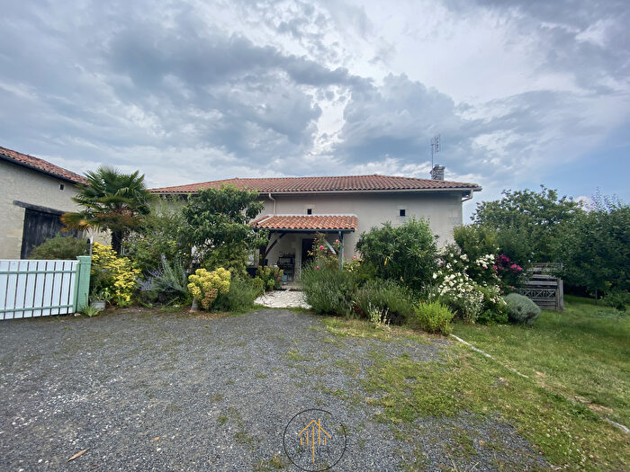 Maison à vendre - Châtignac - 4 pièces - 3 chambres