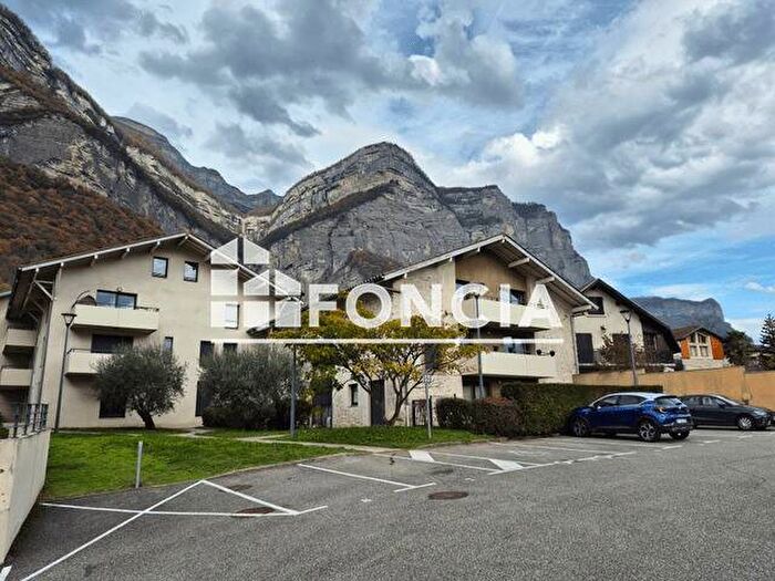 Appartement à louer - Fragnes-Village-Brocey-Croix des Ayes, Crolles - 3 pièces - 2 chambres