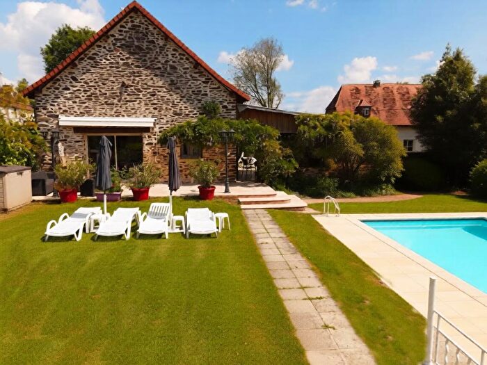 Maison 8 pièces à Sarrazac, à vendre