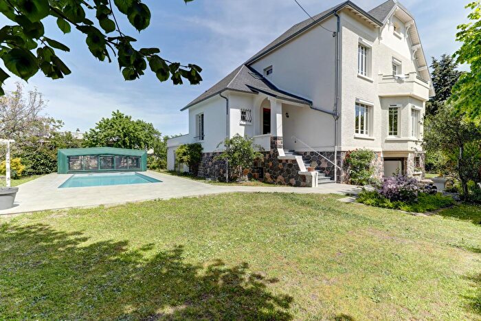 Maison 10 pièces à Mozac, à vendre