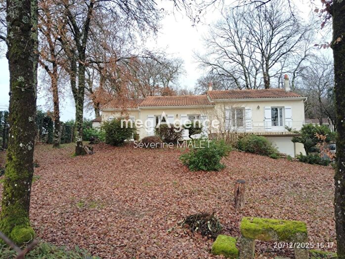 Maison à vendre - Cherves-Richemont - 5 pièces - 4 chambres