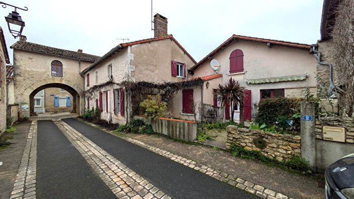 Maison à vendre - Usson-du-Poitou - 6 pièces - 4 chambres