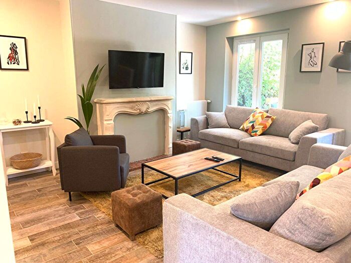 Maison 9 pièces à louer à Activités, Orléans