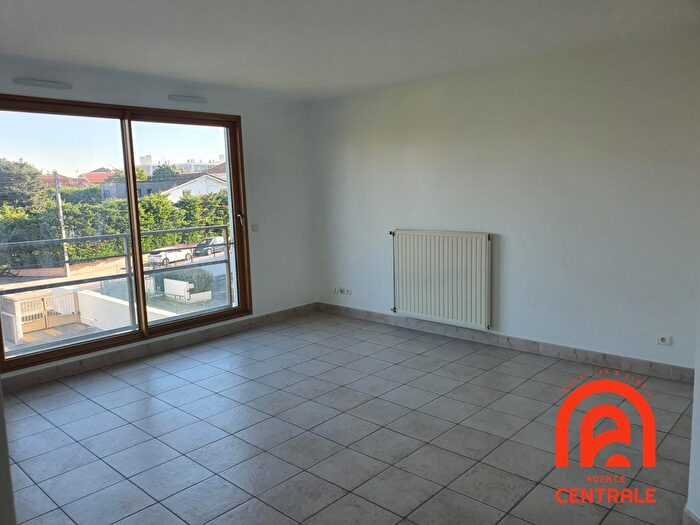 Appartement à louer - Bron, Le Rafour - 3 pièces - 2 chambres