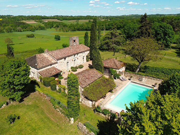 Saint-Antoine-de-Breuilh : Maison 9 pièces à vendre