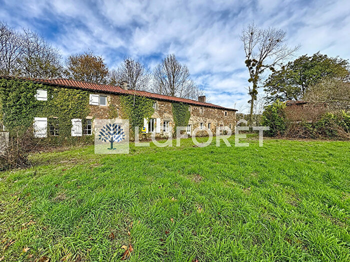 Maison à vendre - La Forêt-sur-Sèvre - 6 pièces - 4 chambres
