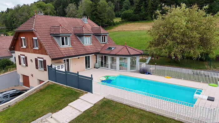 Maison 9 pièces à Pontarlier, à vendre