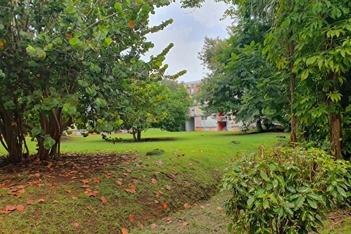 Appartement à louer - Les Abymes - 5 pièces - 3 chambres