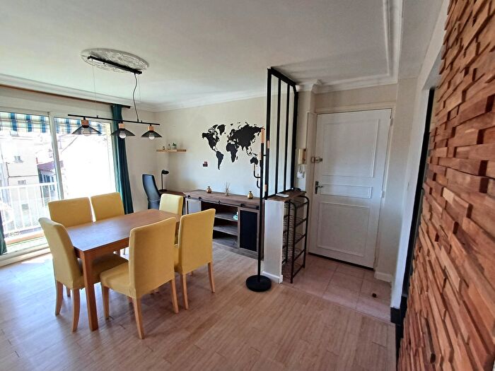 Appartement à louer - Toulon, Saint-Roch - 2 pièces - 1 chambre
