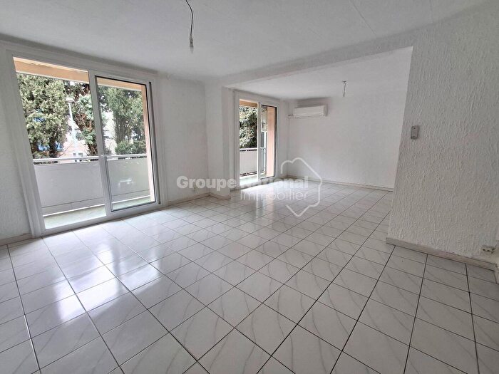 Appartement à louer - Durance-Baigne Pieds-Hôpital, Avignon - 4 pièces - 2 chambres