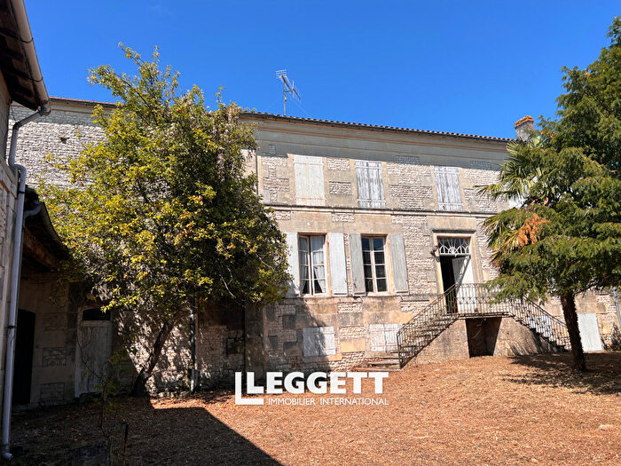 Salles-d'Angles : Maison 6 pièces à vendre