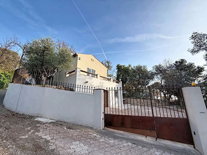 Maison à louer - La Gaude - 6 pièces - 4 chambres