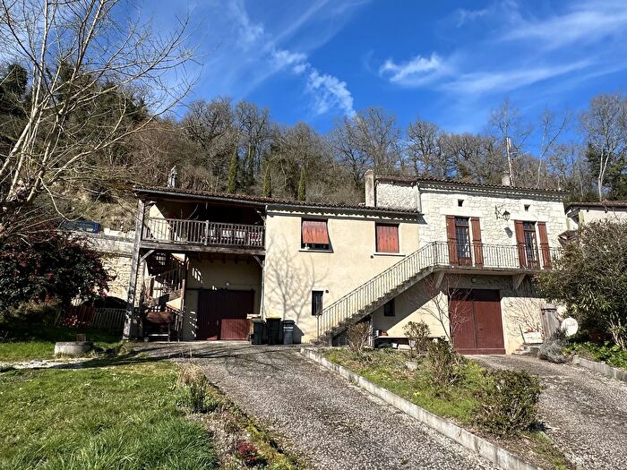 Maison à vendre - Aubeterre-sur-Dronne - 8 pièces - 4 chambres