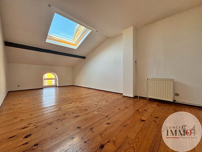 Appartement à louer - Toul, Centre-ville - 5 pièces - 3 chambres