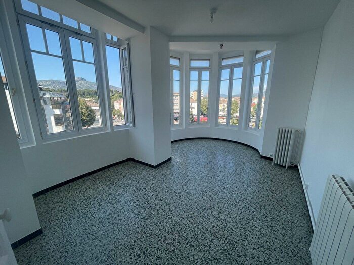 Appartement à louer - Centre Ville, Aubagne - 3 pièces - 2 chambres