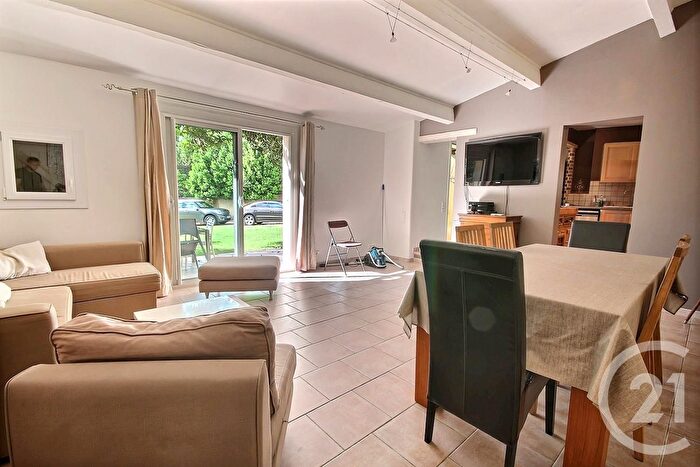 Maison 5 pièces à louer à Villeneuve-lès-Avignon, Centre-ville, Stade
