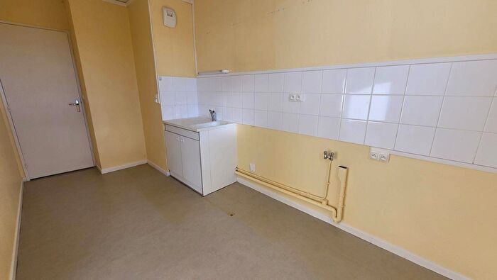 Appartement à louer - Cité Bretonnie-Chatelet-Favieres-Conches, Montluçon - 2 pièces - 1 chambre