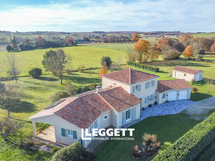 Maison à vendre - Saint-Amant-de-Nouère - 8 pièces - 4 chambres