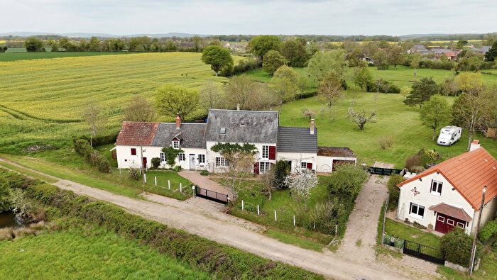 Maison 11 pièces à Alluy, à vendre