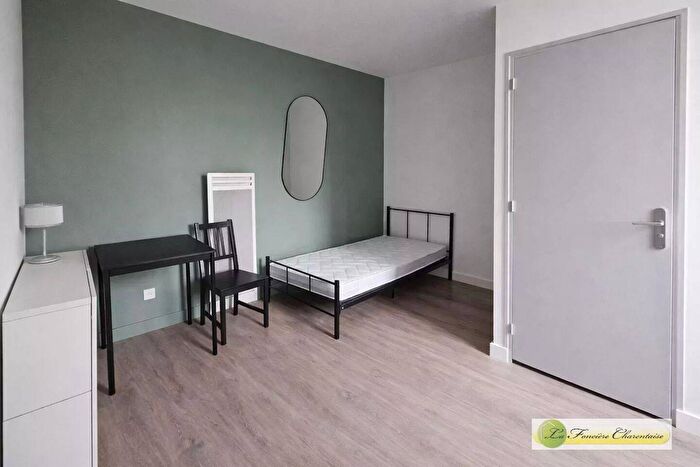 Appartement à louer - Champ de Mars-Bussatte-Victor Hugo, Angoulême - 1 pièce