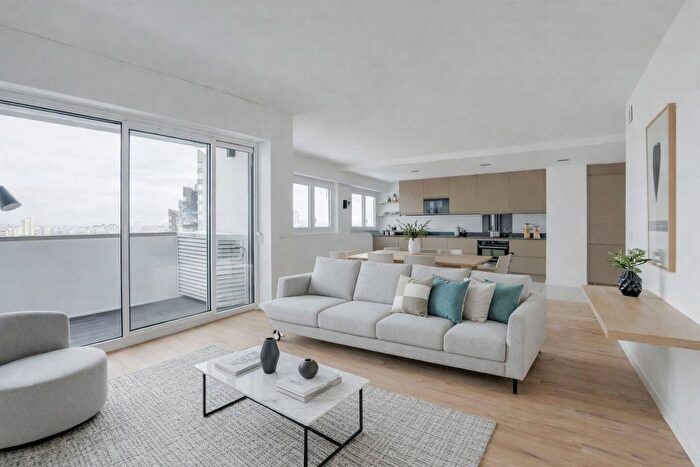 Appartement à louer - Hôtel de Ville, Courbevoie - 5 pièces - 3 chambres