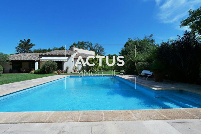 Maison à vendre - Saint-Martin-de-Crau - 7 pièces - 4 chambres