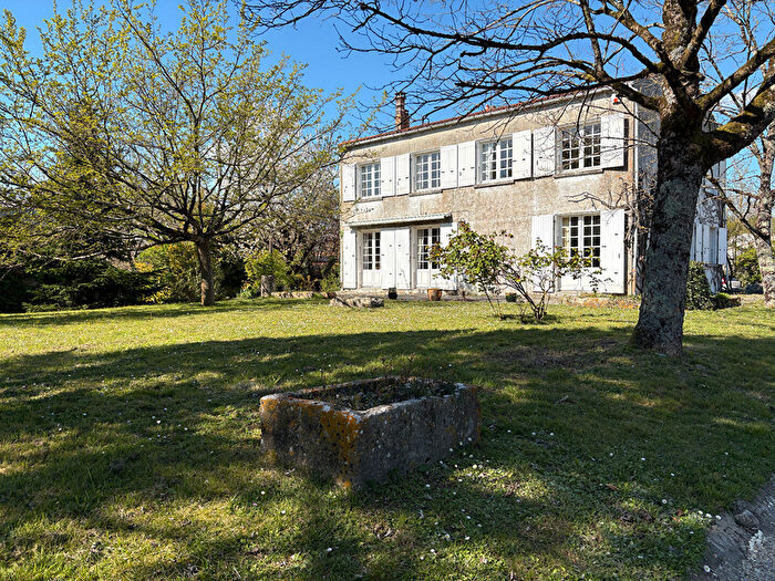 Surgères : Maison 9 pièces à vendre