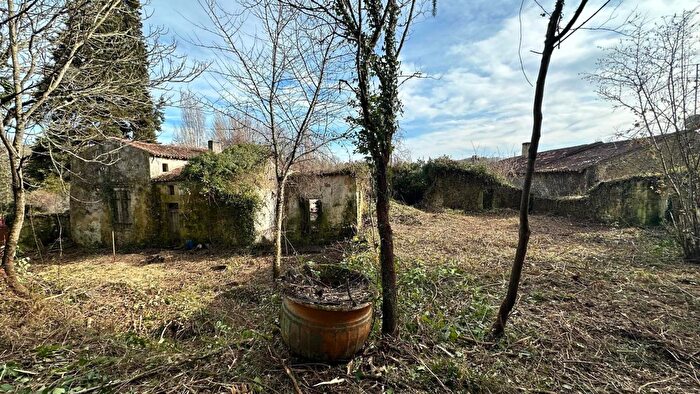 Maison à vendre - Saint-Sauvant - 7 pièces - 2 chambres