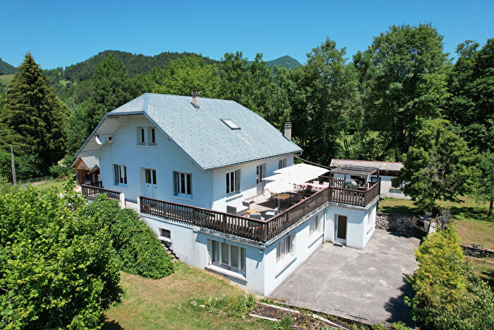Maison 11 pièces à Entremont-le-Vieux, à vendre