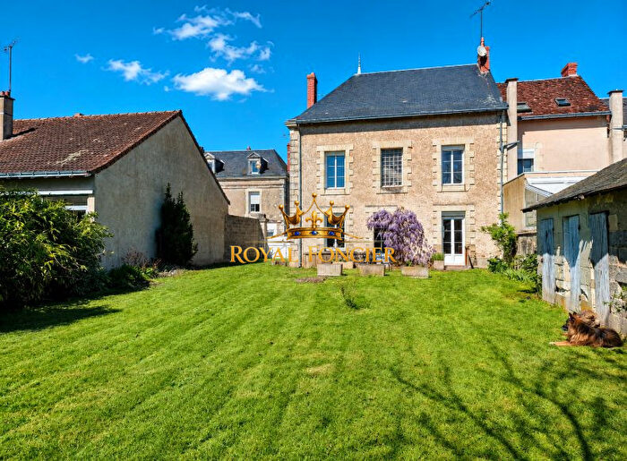 Dangé-Saint-Romain : Maison 8 pièces à vendre