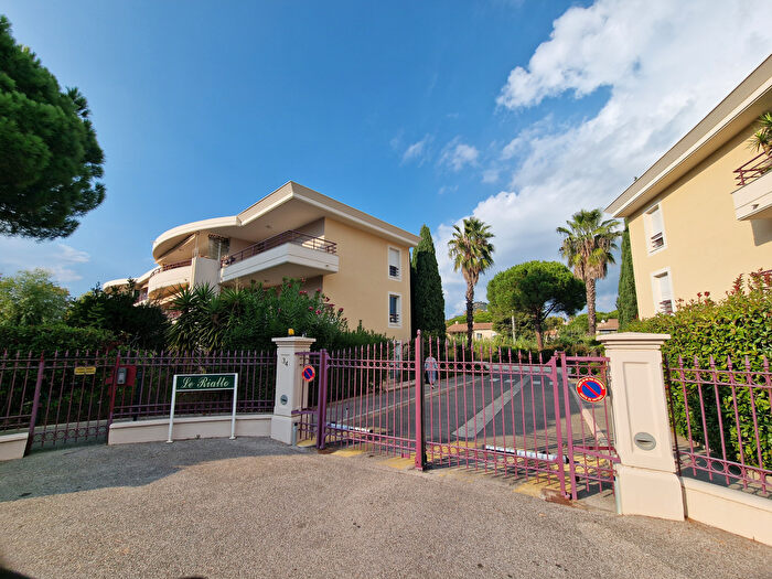 Appartement à vendre - Hyères, Gare, Godillot - 4 pièces - 3 chambres