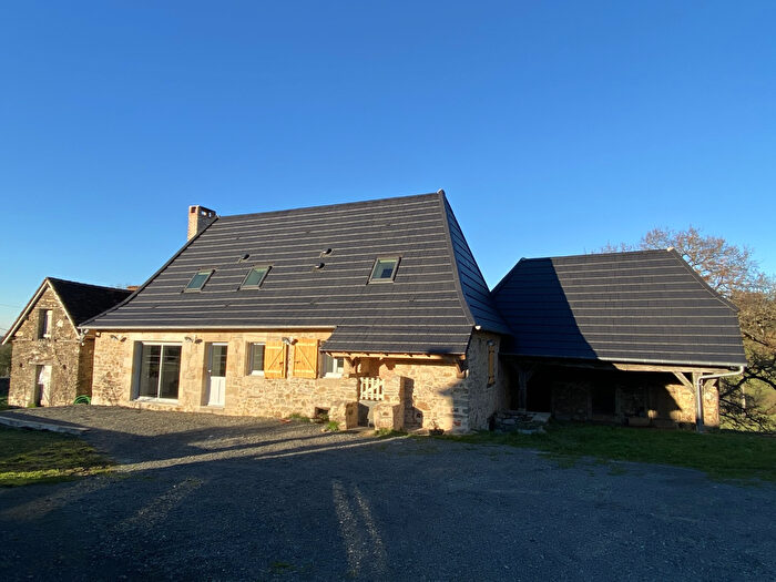 Maison à louer - Saint-Cyr-les-Champagnes - 5 pièces - 4 chambres