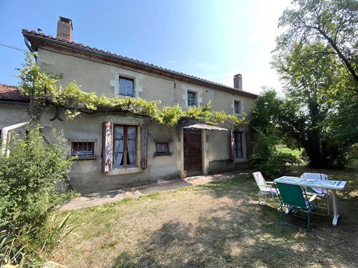 Maison à vendre - Champagne-Mouton - 4 pièces - 2 chambres