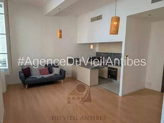 Appartement à louer - Vieille Ville, Antibes - 2 pièces - 1 chambre