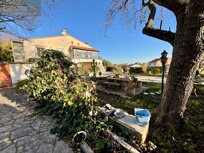 Maison à vendre - Milhaud - 8 pièces - 6 chambres